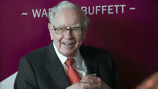 Warren Buffett jokes about crowd's roaring reaction to retirement ...