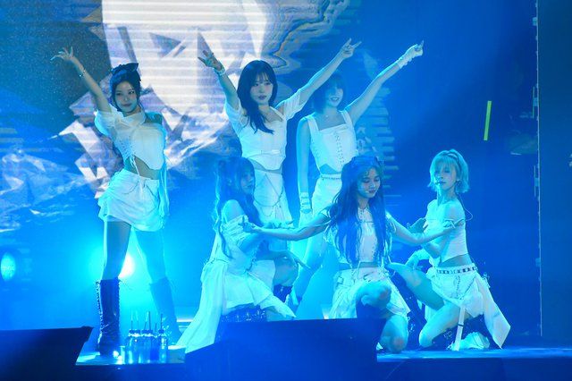 Energetic crowd powers K-pop group NMIXX in 2nd Manila show