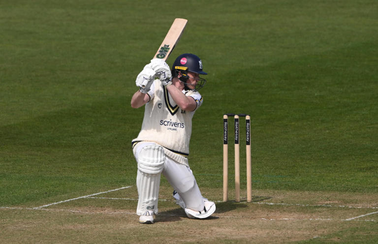 Zen Malik in the zone on debut to seal Warwickshire win