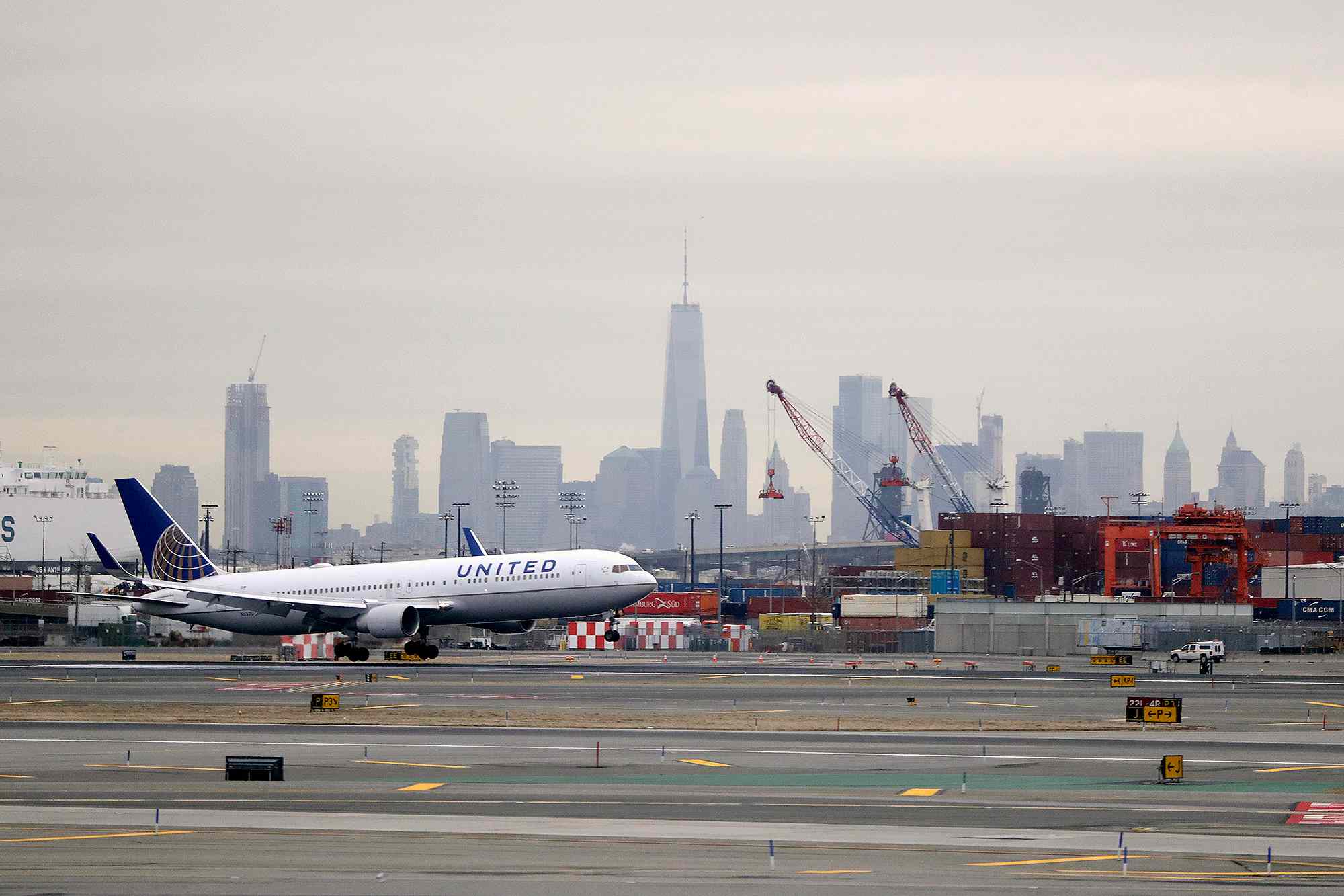United Airlines Cuts 35 Daily Flights at Newark Airport Due to Shortage ...
