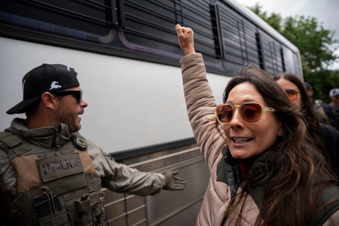 Protestors descend upon ICE bus believed to be carrying migrants for ...