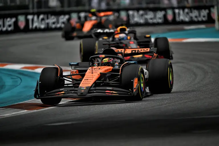 WK-leider Piastri wijst naar Verstappen na overwinning GP Miami