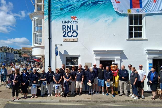 Crowds gather as 'phenomenal' Weymouth lifeboat mural unveiled