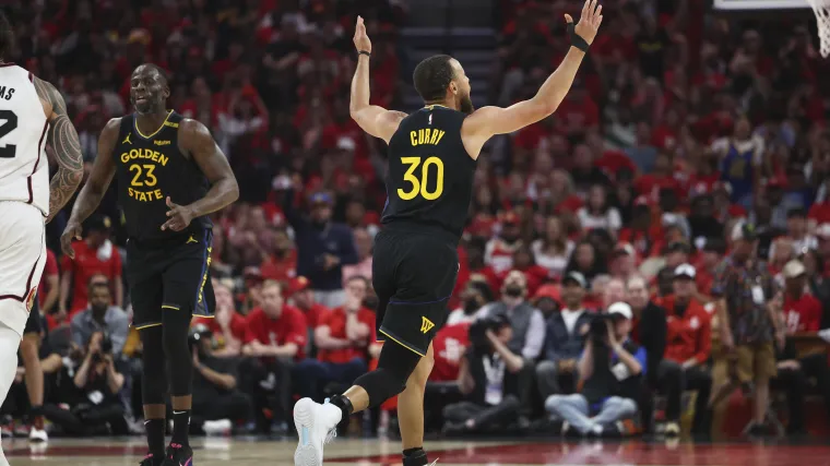 Warriors' Steph Curry gets away with a crazy travel that refs miss in ...