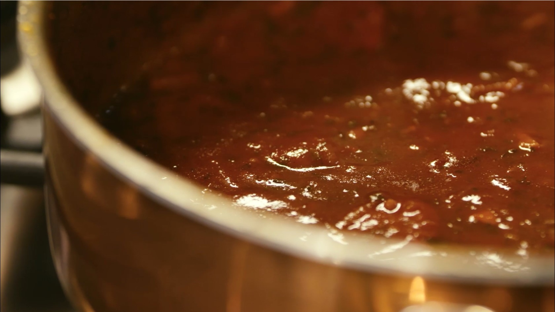 Sauce savoureuse au vin blanc, à la cannelle et au safran