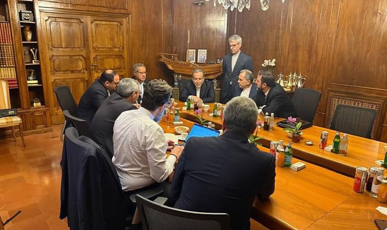 Στενεύει ο κλοιός γύρω από το Ιράν