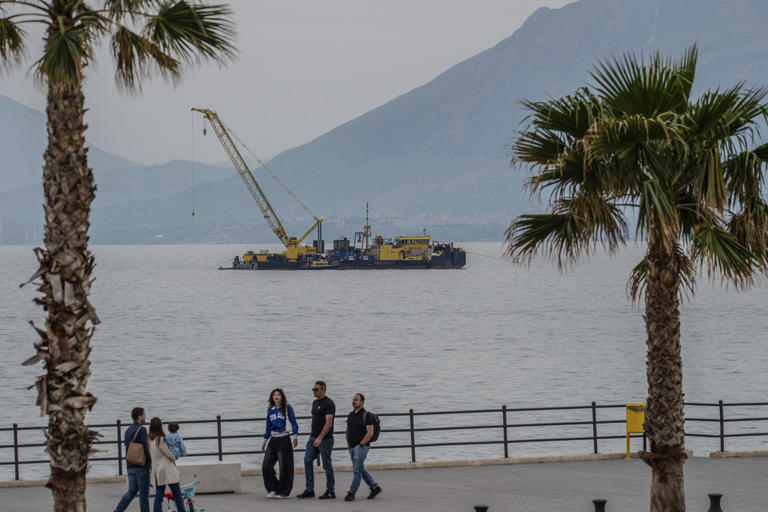 Experts start complex recovery of a superyacht that sank off Sicily ...