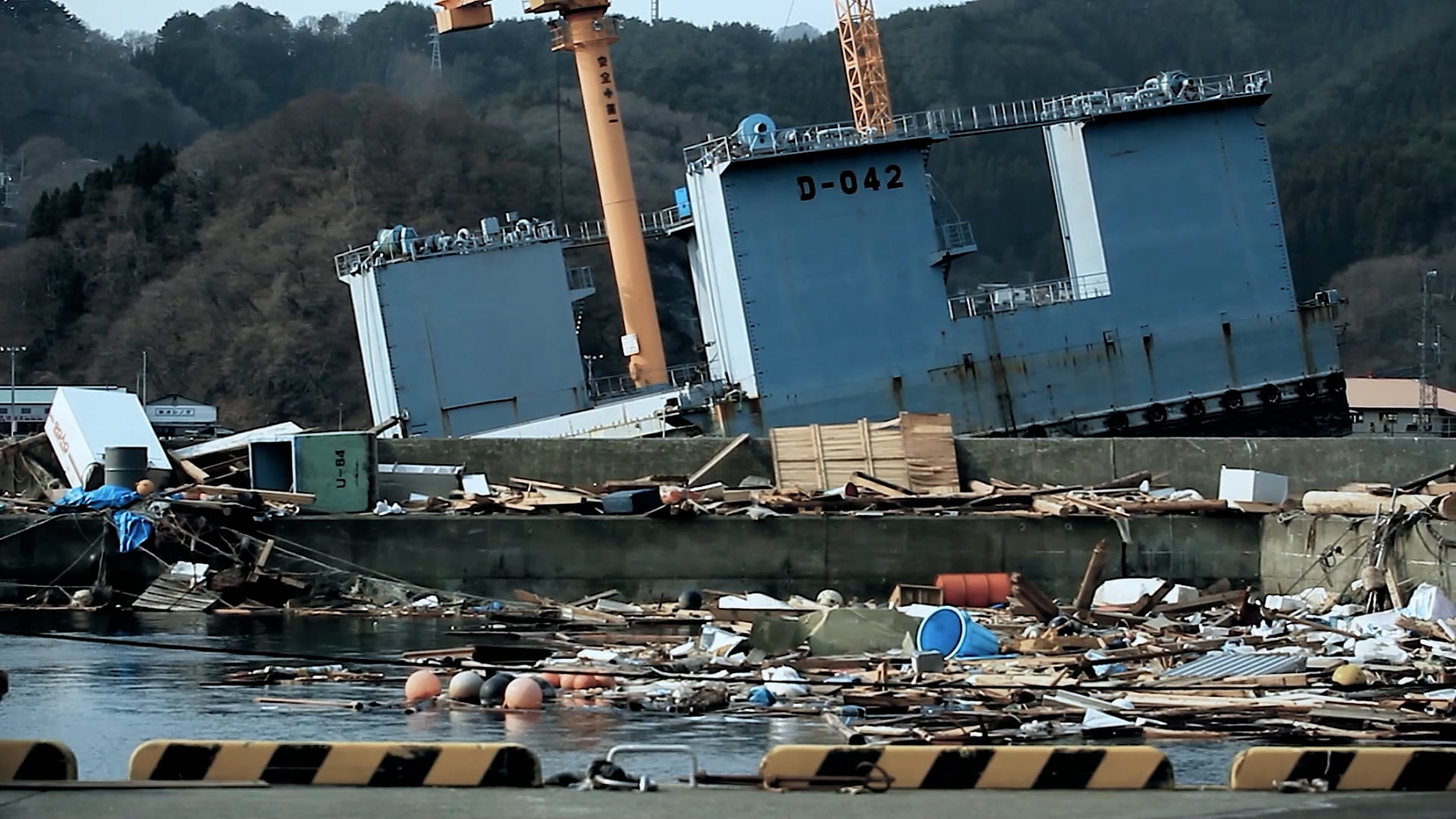 Flyvning over Fukushima, Japan: Eftervirkningerne af en tsunamis nedslag