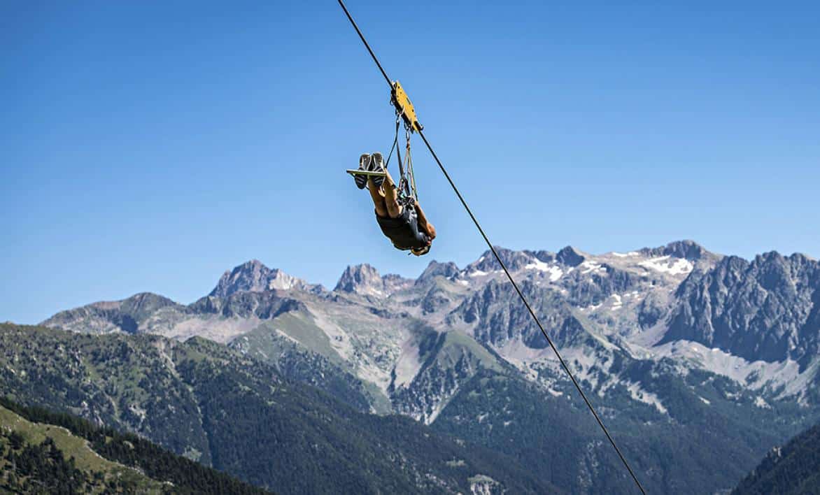 Dans les Alpes-Maritimes, une tyrolienne géante permet de survoler à ...
