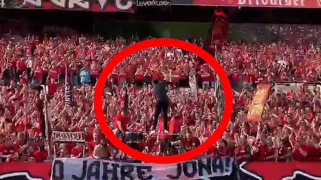 Xabi Alonso scales fence to say goodbye to Leverkusen fans in iconic ...