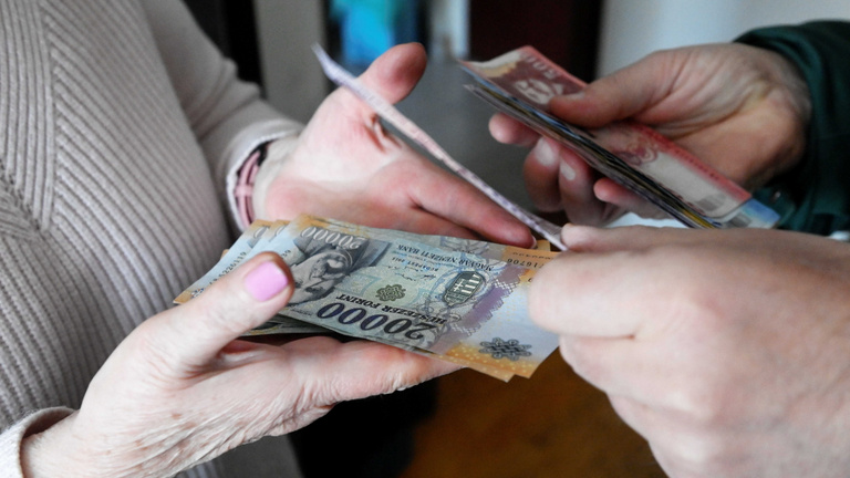 Jó hírt kaptak a nyugdíjasok: szerdától érkezik a nyugdíj-kiegészítés