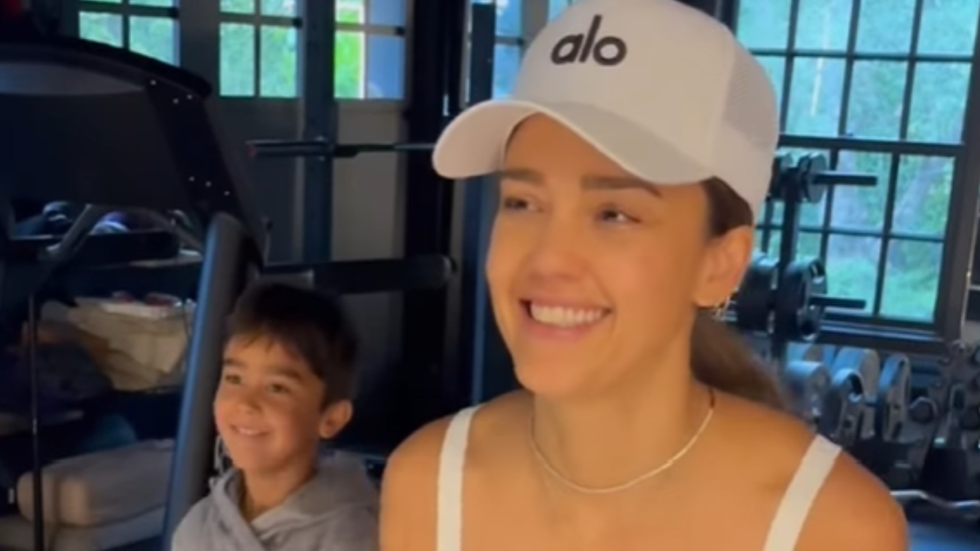 "Ik ben er weer mee bezig", zegt Jessica Alba terwijl ze met haar zoon ...