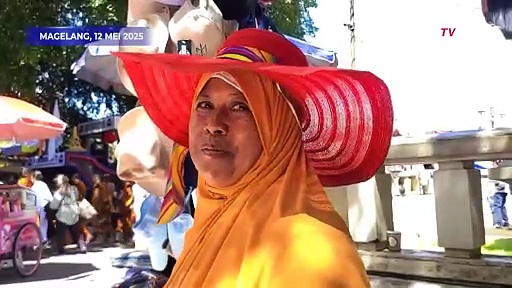 Waisak 2025, Pedagang Topi di Candi Mendut Mendulang Rezeki