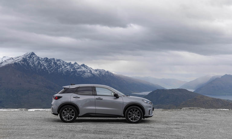 Nuevo Lexus LBX 2025: Híbrido, diseño premium y visión artística