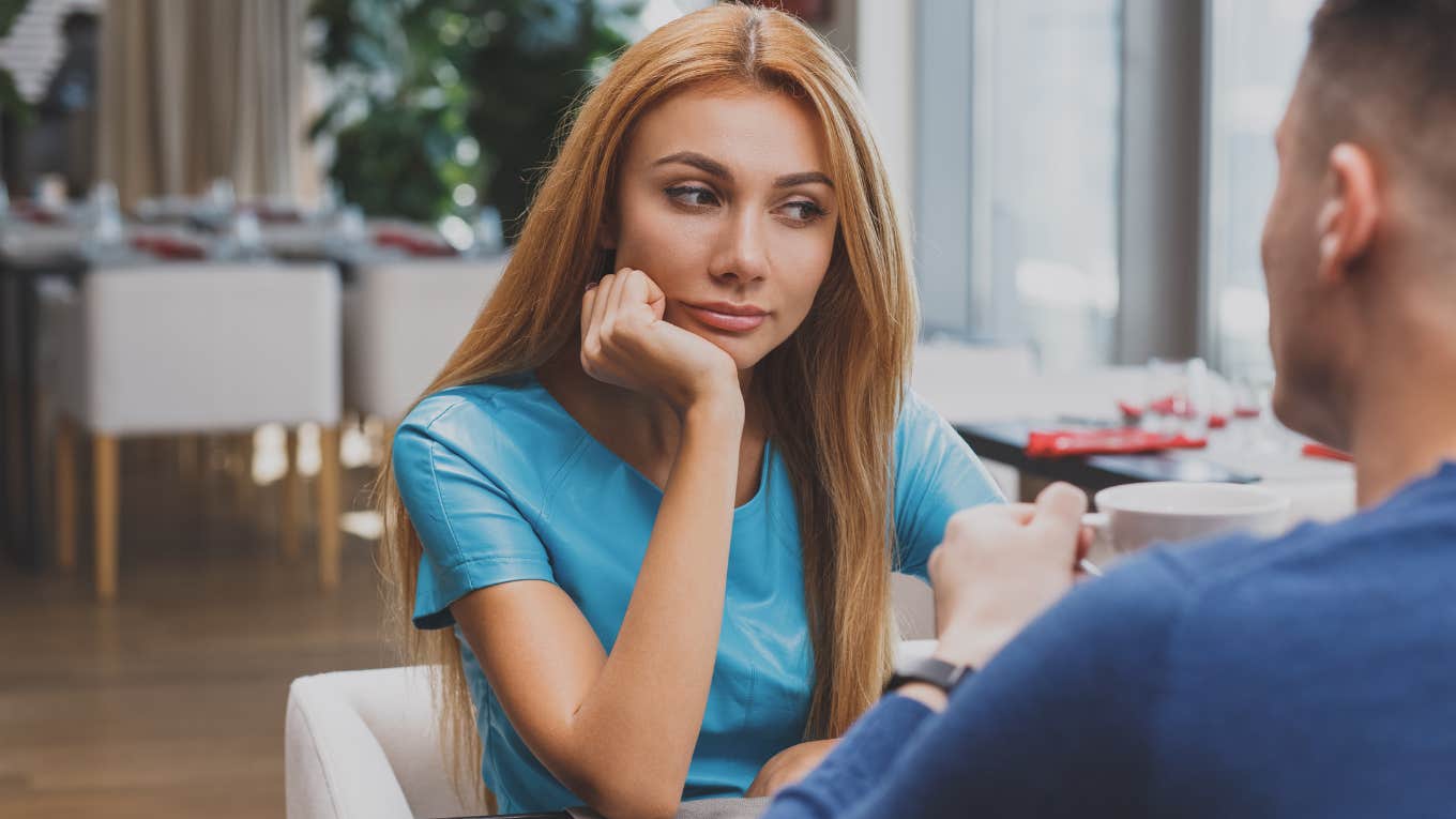 11 Body Language Clues Someone Gives When They Do Not Like Your Vibe