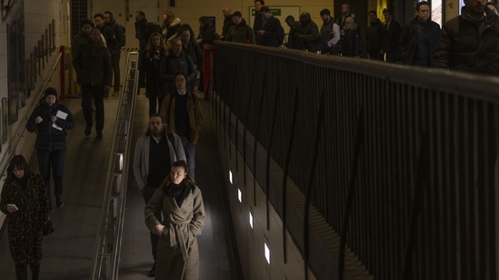 Power outage hits London Underground, leaving thousands of commuters ...