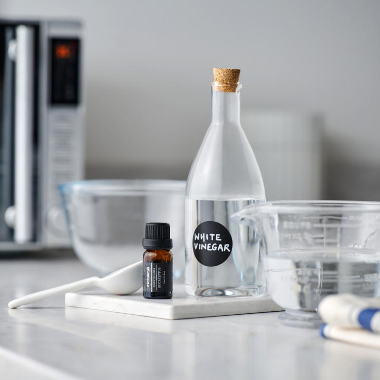 Experts say mould will vanish from silicone sealant with this natural ...