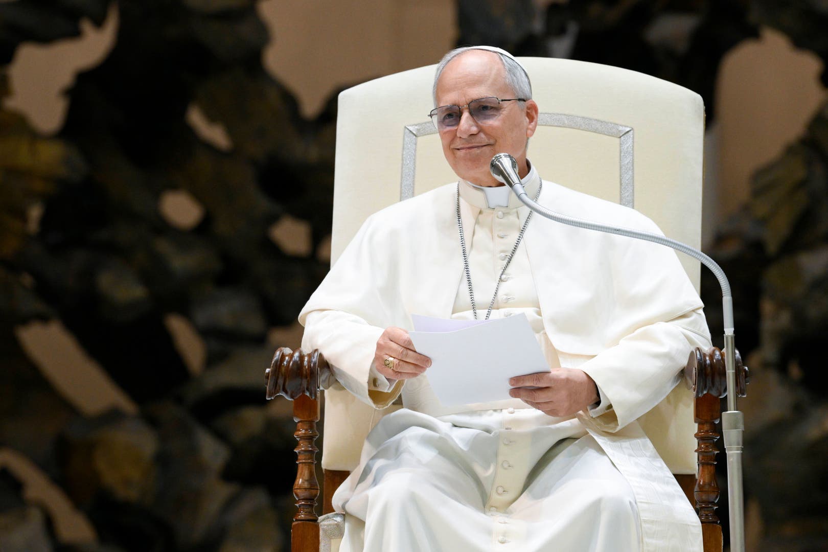 Eine Audienz beim neuen Papst – Leo XIV. lächelt das Draghi-Lächeln und ...