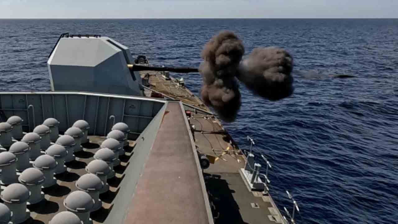 Vidéo : Le HMS Richmond mène un exercice d’artillerie dans le cadre de ...
