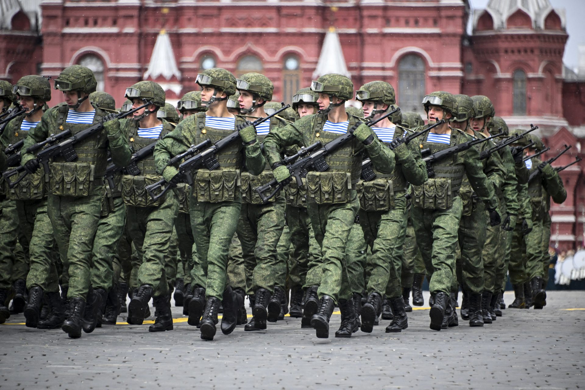 Entire Russian regiments desert on the frontlines in Ukraine