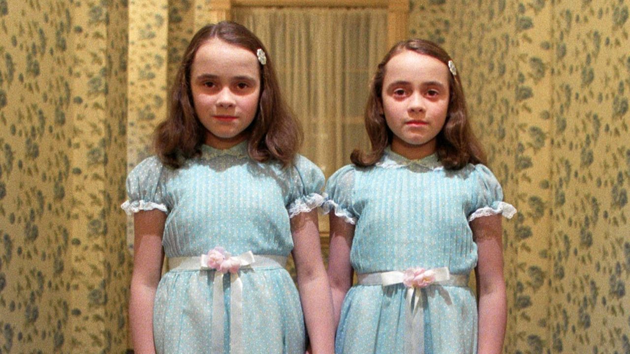Kom te weten hoe het nu gaat met de tweeling uit “The Shining” na 45 ...
