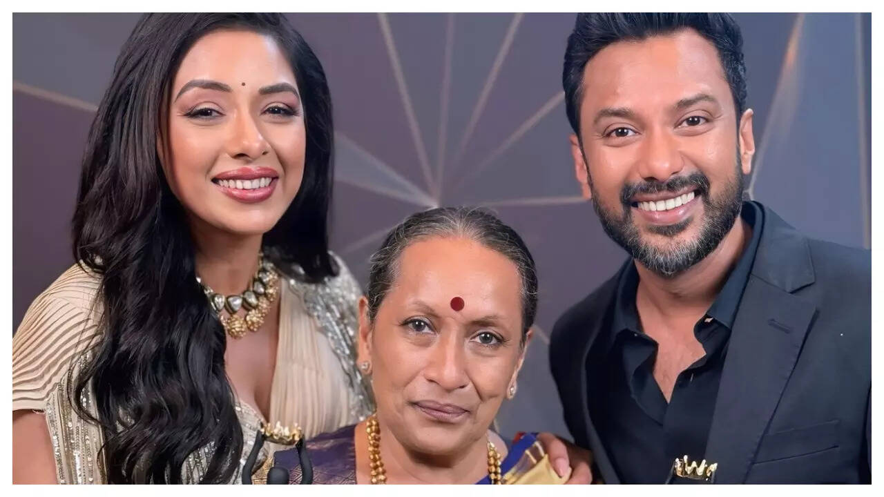Anupamaa actress Rupali Ganguly's mother and brother rock the dance ...