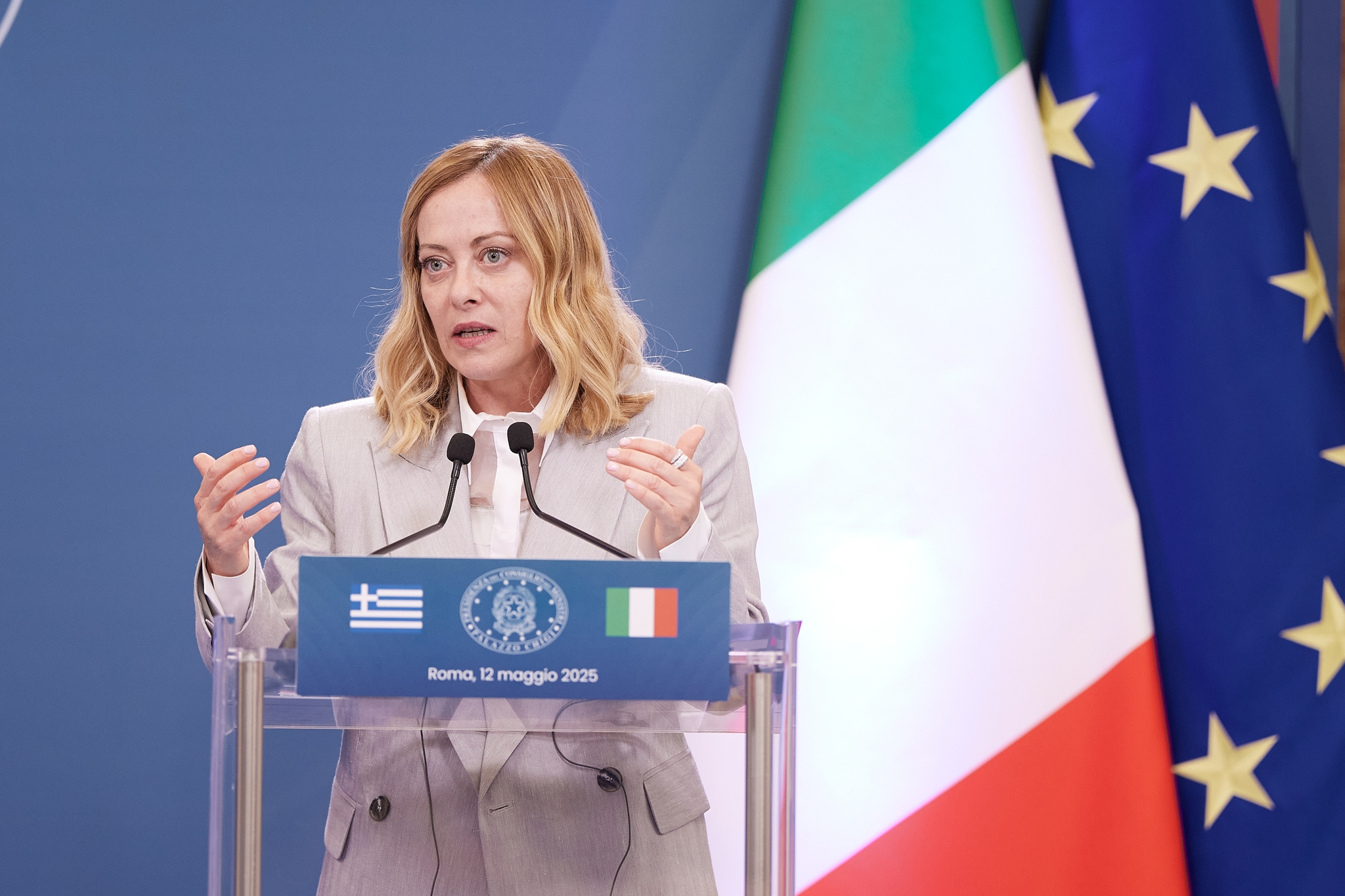 Ιταλία: Παραδόθηκε σφαίρα σε ιερέα που μάχεται κατά της μαφίας ...