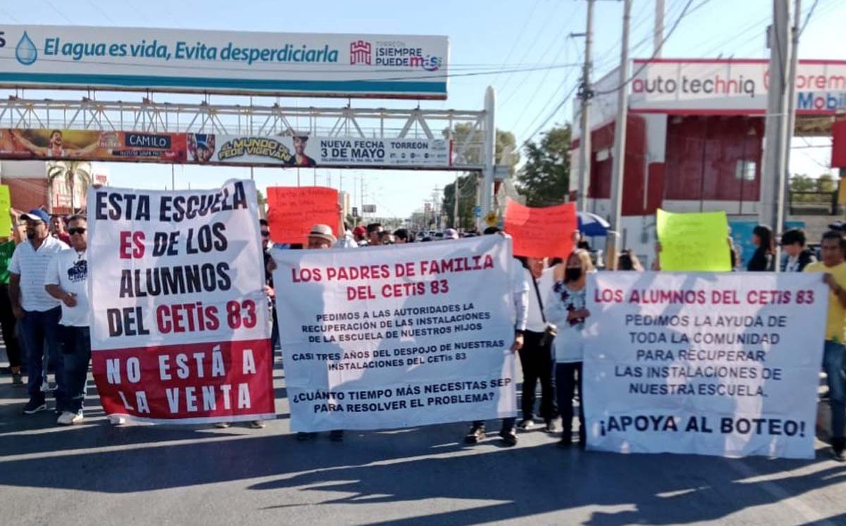 Maestros y alumnos se manifiestan para que devuelvan instalaciones de ...