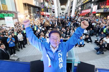 Conservative politician Hong Joon-pyo's supporters throw lot in with DP ...
