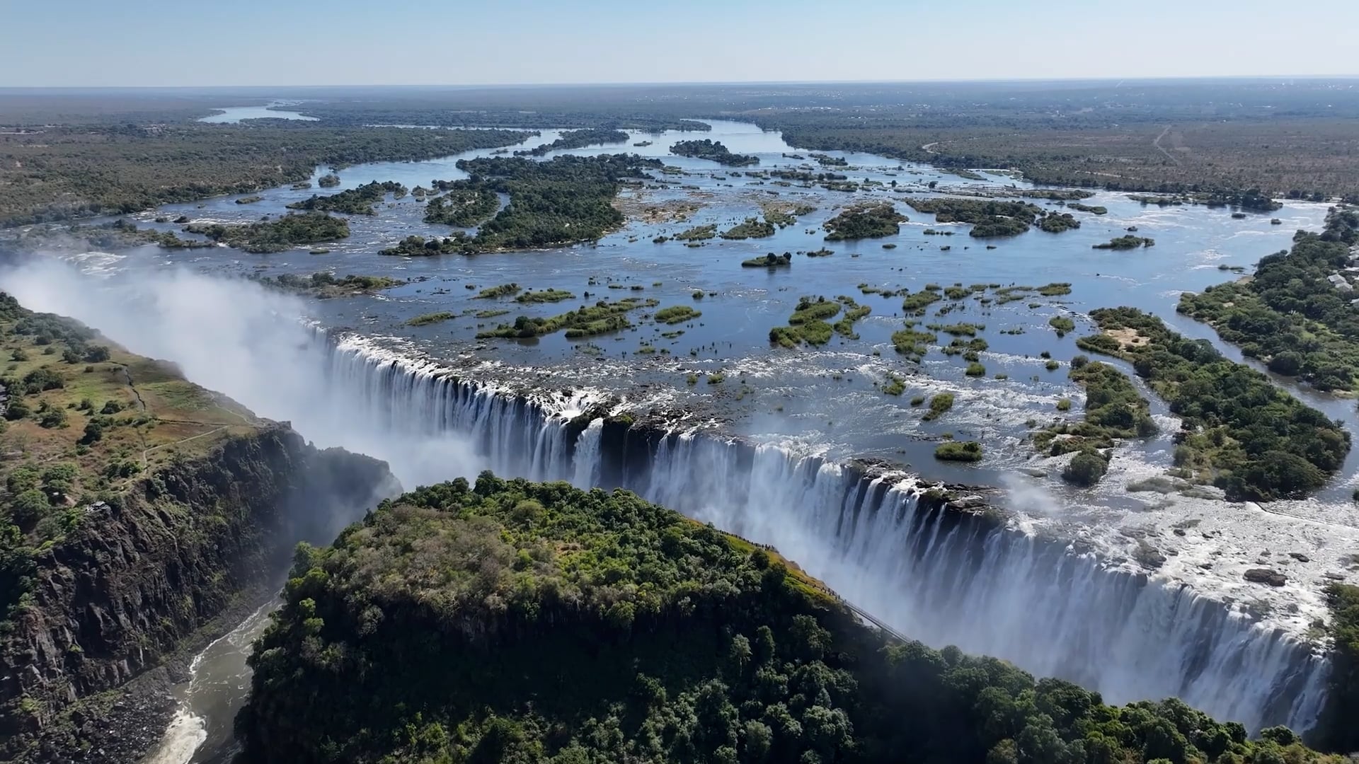 Les majestueuses chutes Victoria : vue aérienne du joyau du Zambèze