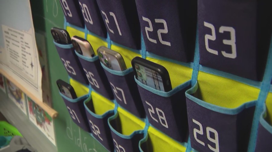 Support grows for banning cell phones in classrooms across Illinois