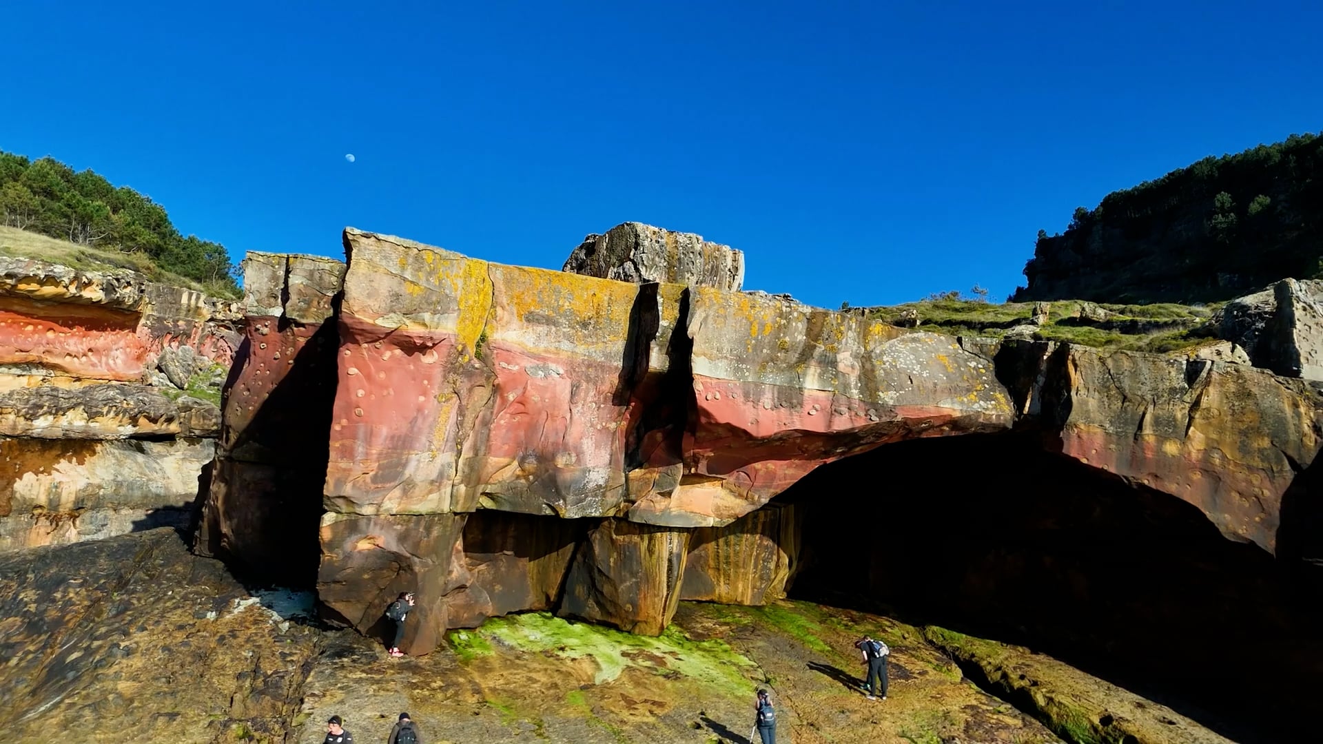 Tebing Pelangi Labetxu: Pemandangan Keajaiban Alam Spanyol dari Drone