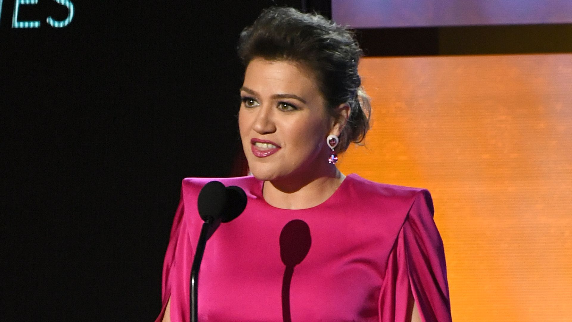 Kelly Clarkson shares love life update following divorce