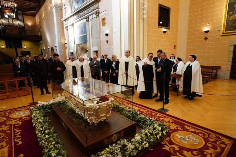 Incredibly well-preserved corpse of saint who died more than 400 years ...