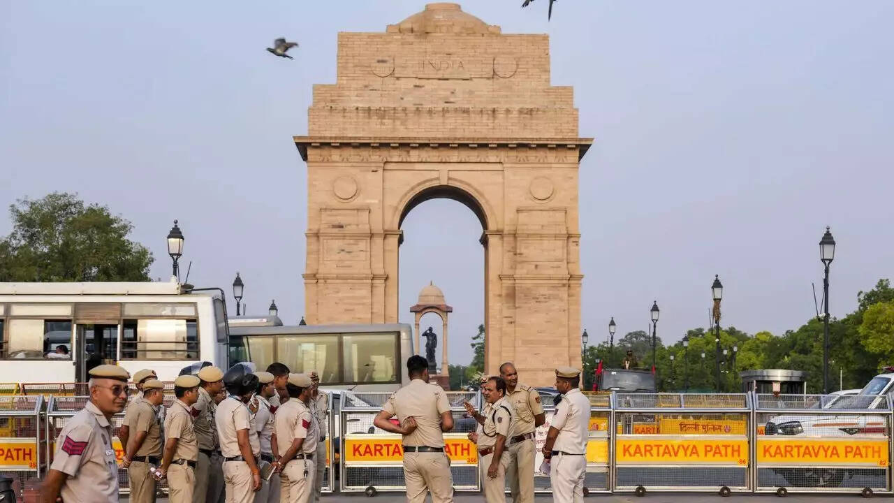 Avoid India Gate: Delhi Traffic Police issues advisory for Tiranga ...