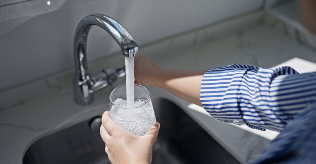 Vad händer om du bara dricker vatten i en månad?