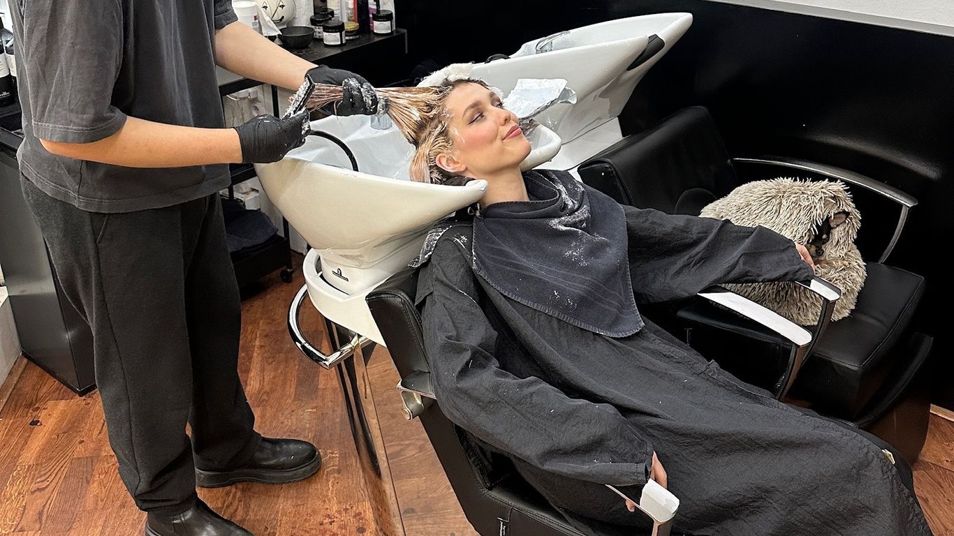 Coloration extrême : je suis passée de brune à blonde après 16 heures ...