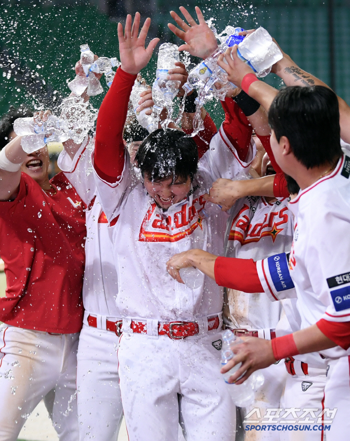 The legend of KBO's first 500 home runs is so relieved. I regret not going overseas