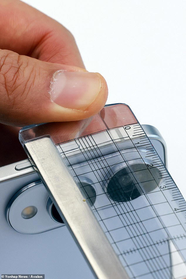 Samsung unveils thinnest model EVER with Galaxy S25 device