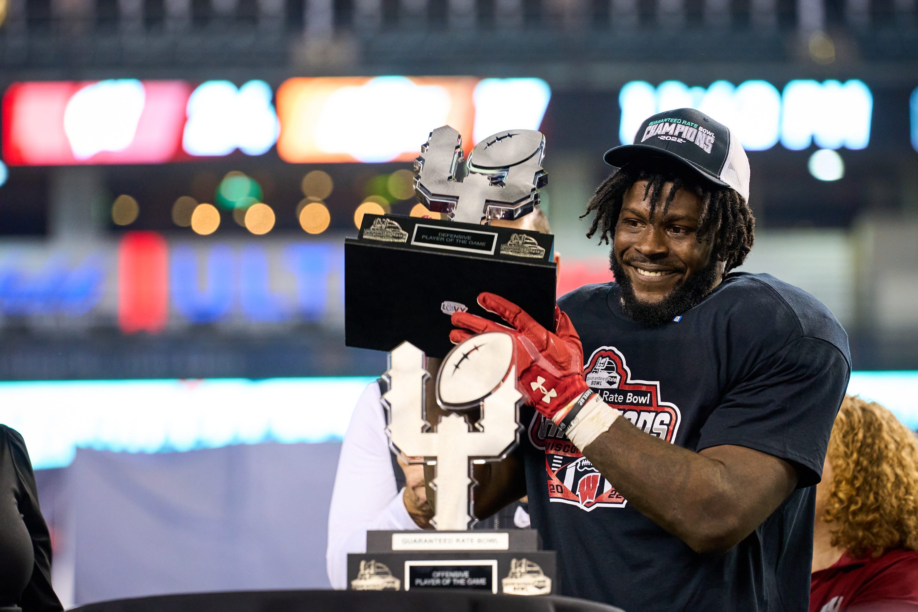 Former Wisconsin linebacker signs with NFL team, reunites with Jim Leonhard