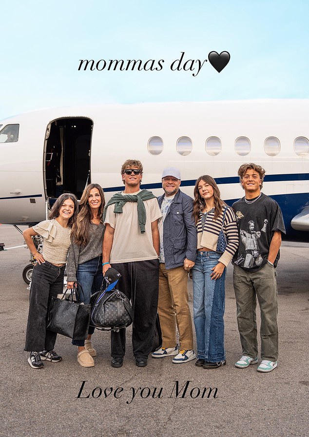 New photo emerges of Jaxson Dart with his mom… after she stole the show ...