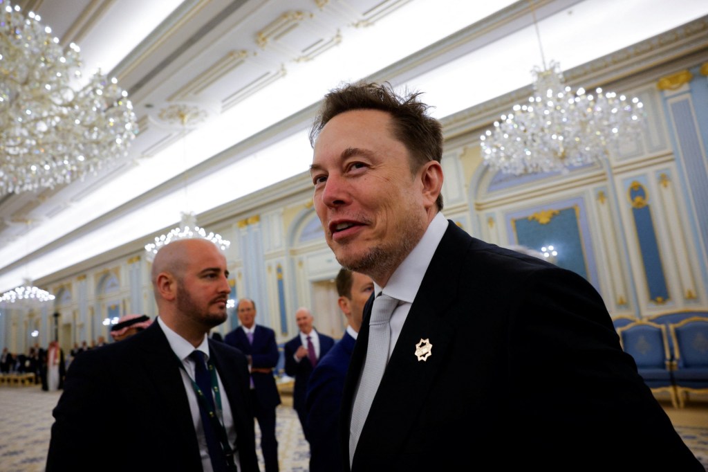 Trump forcefully pulls in Musk for handshake during Saudi Arabia visit