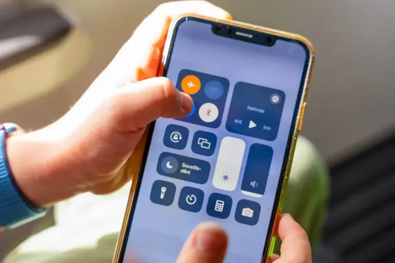 The Real Reason You Should Turn Your Phone On Airplane Mode While ...