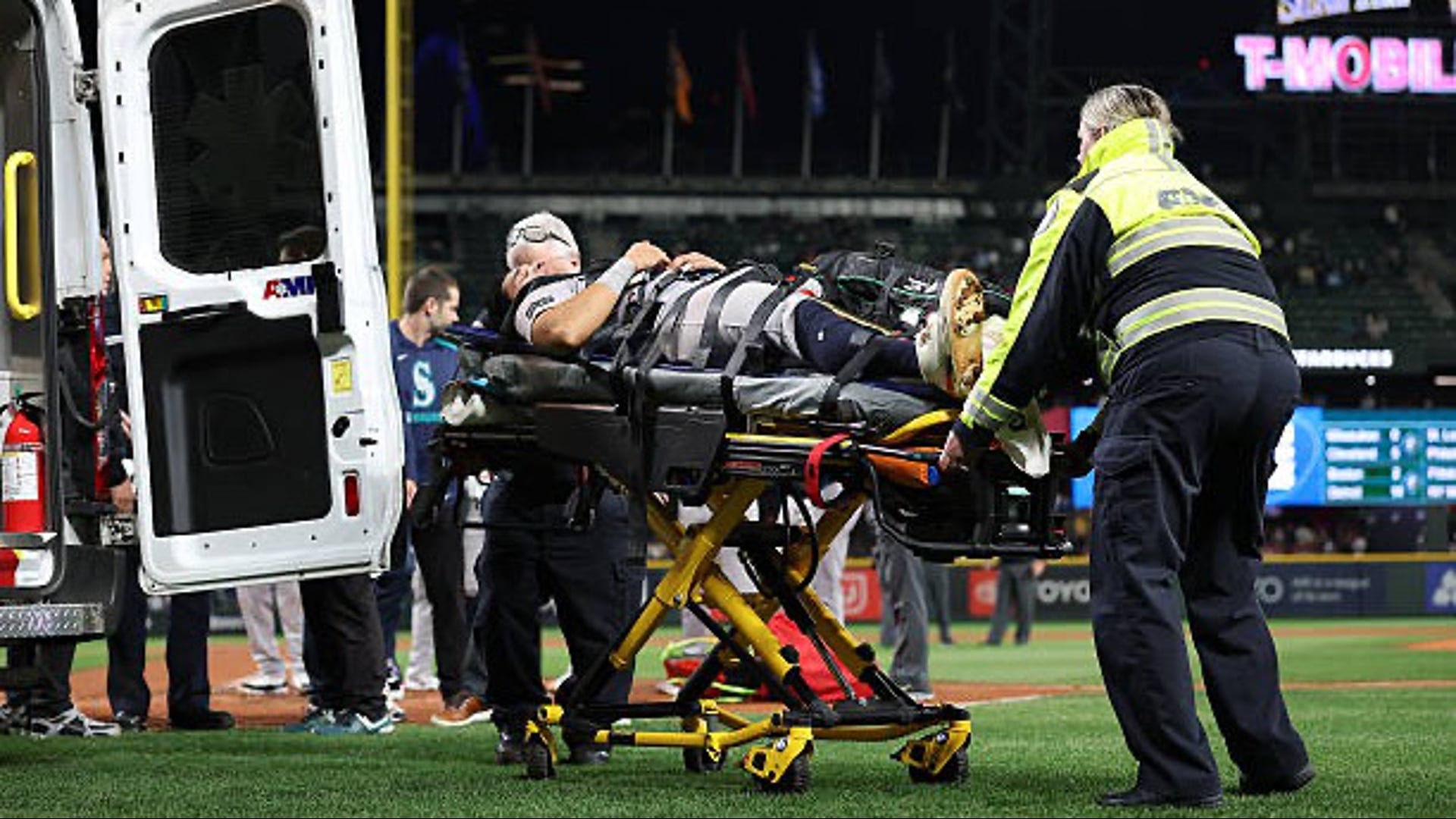 Yankees’ Cabrera Taken Away In Ambulance With Ankle Injury