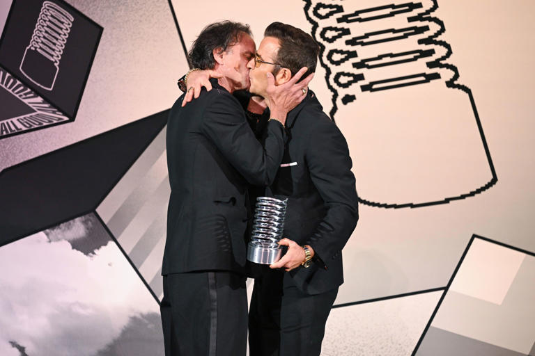 Walton Goggins delivers five-word acceptance speech at the Webby Awards