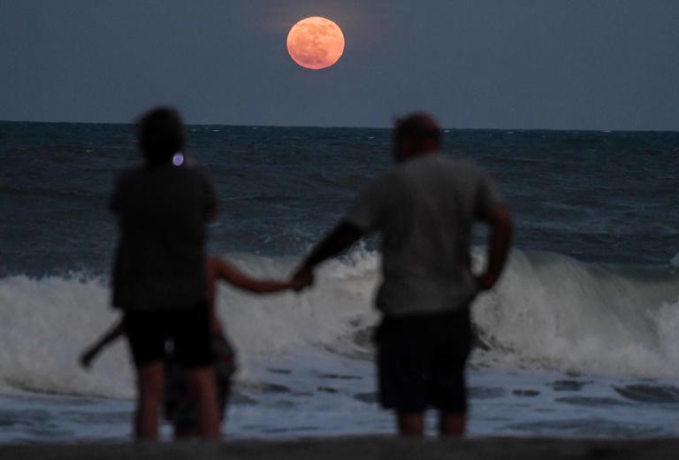 June full moon this week has major lunar standstill. Won't happen again ...