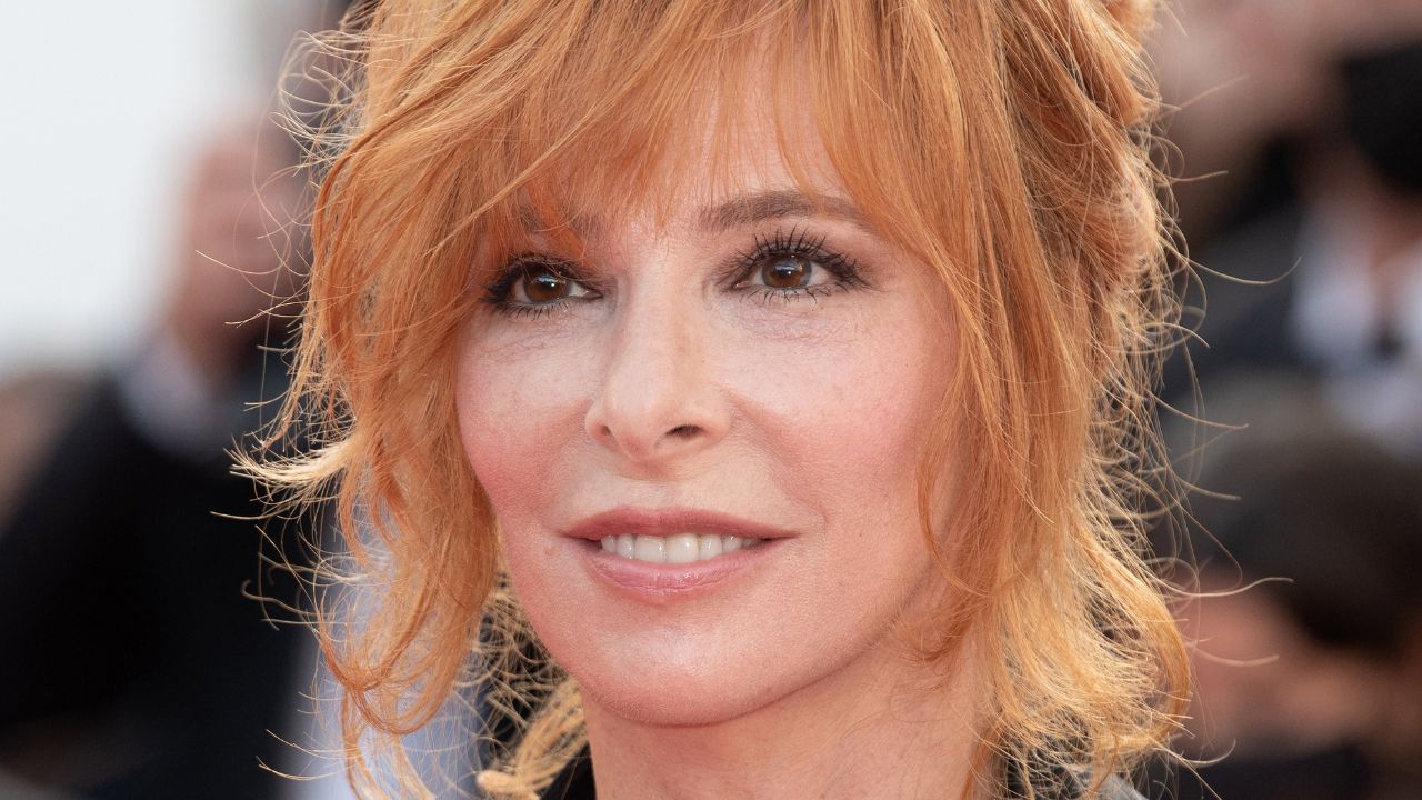 Mylène Farmer (63 ans) : voici le parfum envoûtant que la chanteuse ...