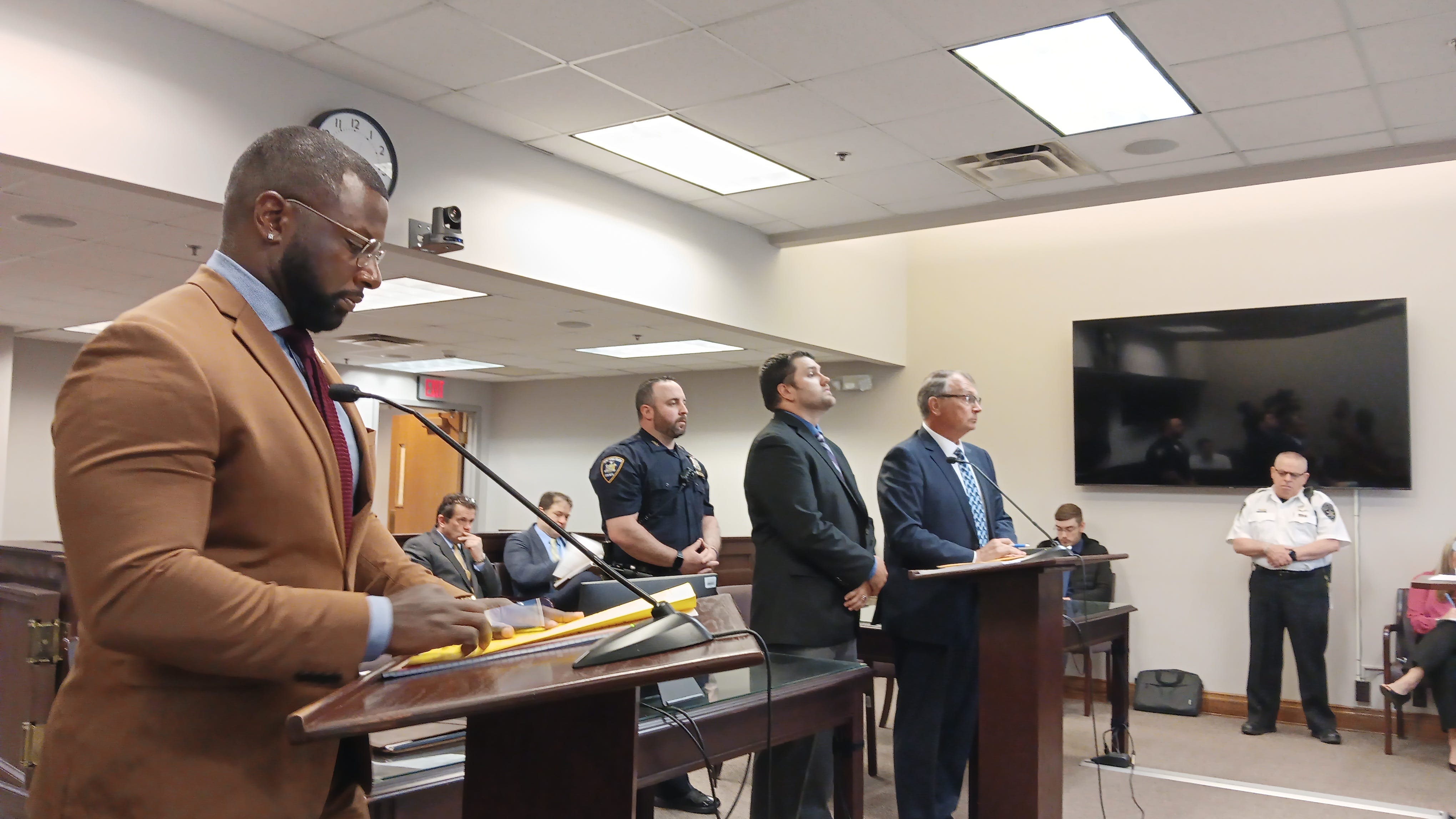 3 corrections officers turn down plea bargains in Robert Brooks case ...