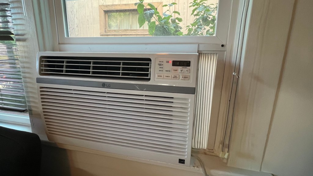 Heat wave creates AC ‘guessing game’ for Winnipeg landlords, tenants