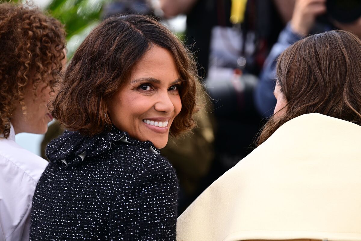 Halle Berry, 58 ans dévoile ses jambes nues dans une jupe ...